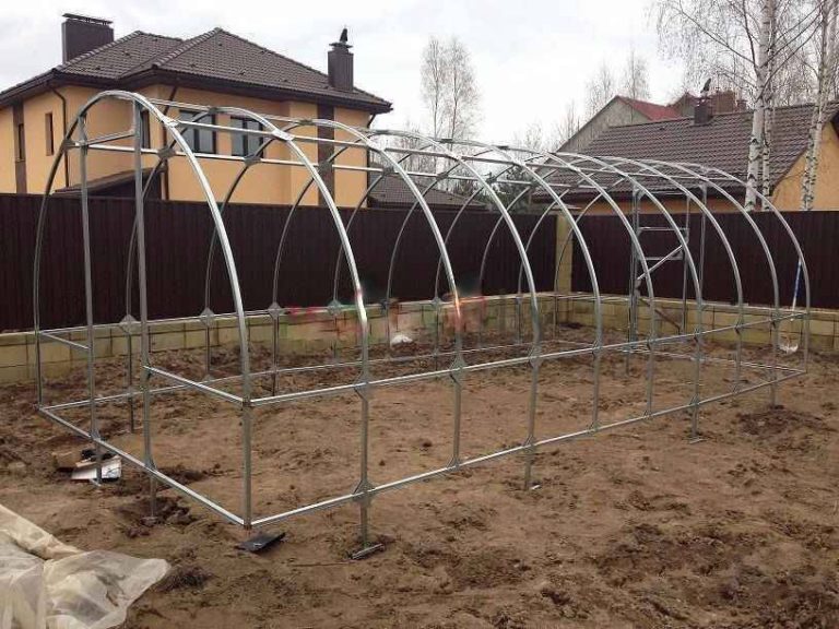 Установка теплицы из поликарбоната на сваи